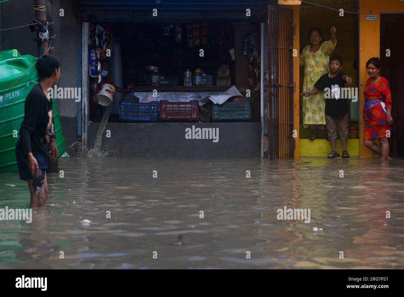 Water overflow from bucket hi-res stock photography and images - Alamy