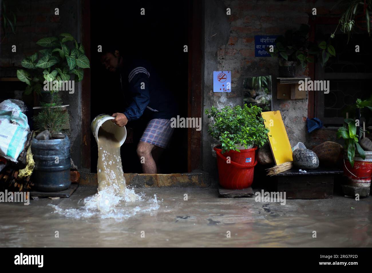 Water overflow from bucket hi-res stock photography and images - Alamy
