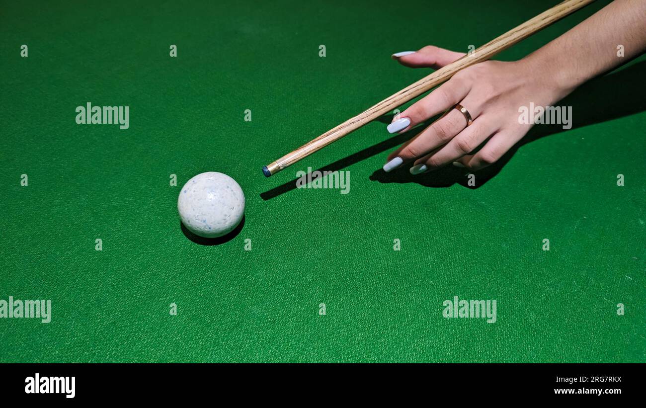 Female pool player hi-res stock photography and images - Alamy