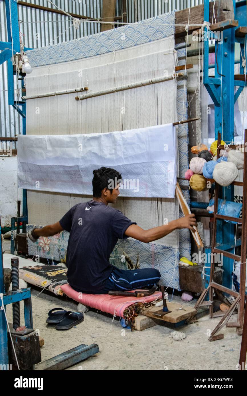 A carpet weaver at at carpet factory in Jorpati, Kathmandu, Nepal Stock ...