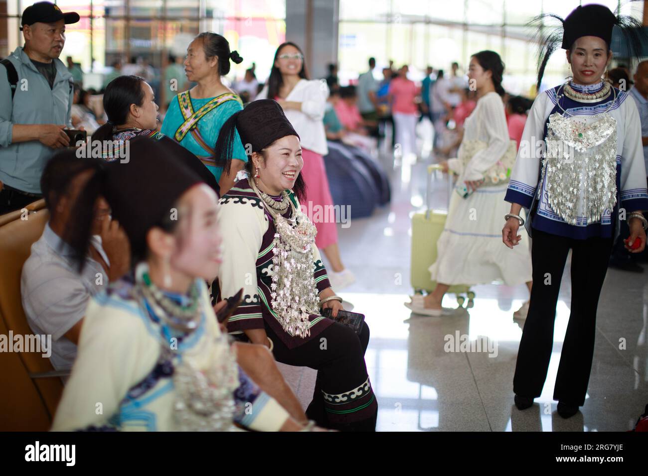 (230808) -- LIBO, Aug. 8, 2023 (Xinhua) -- Passengers in traditional ...