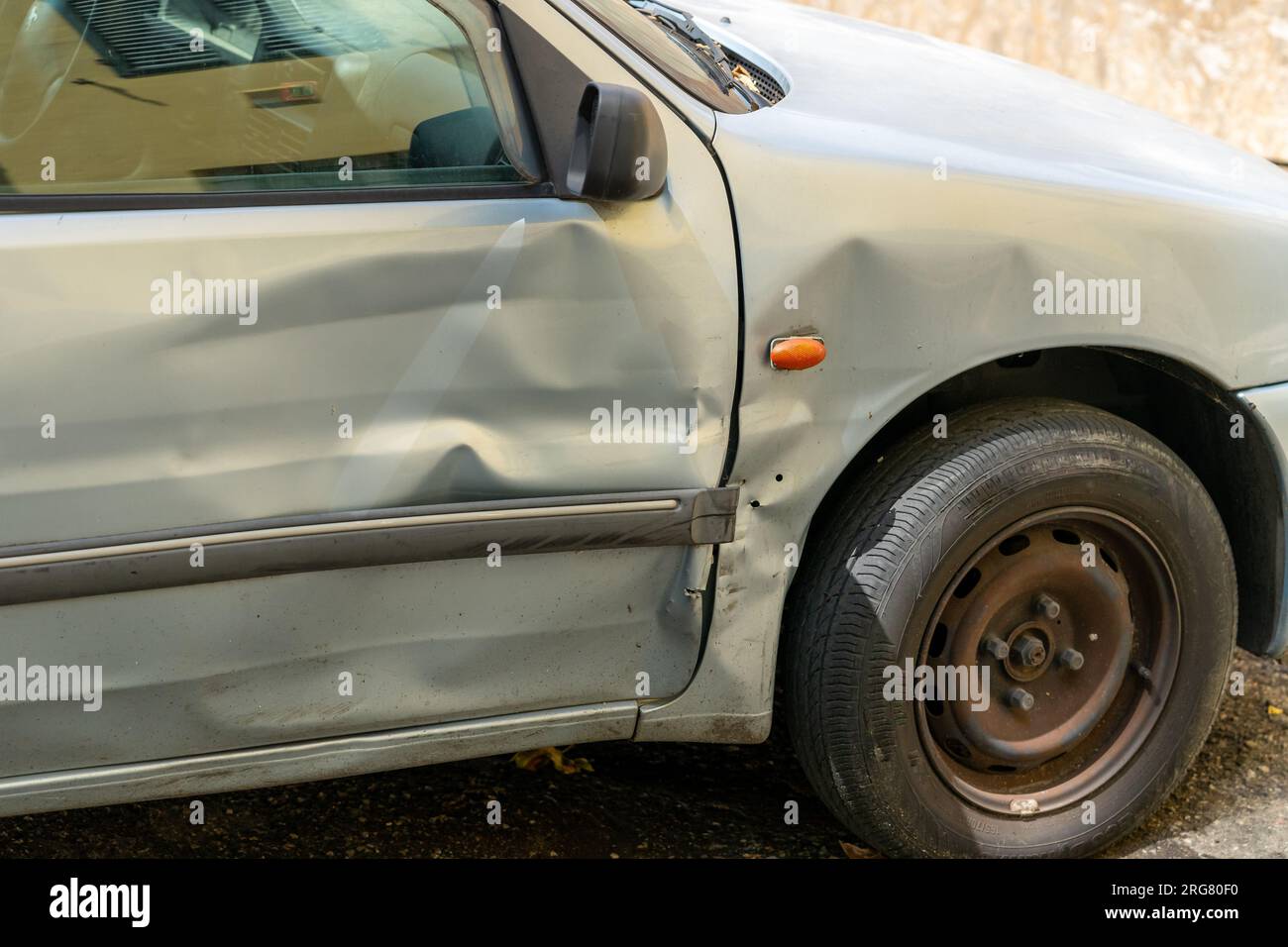 Dent car door hi-res stock photography and images - Alamy