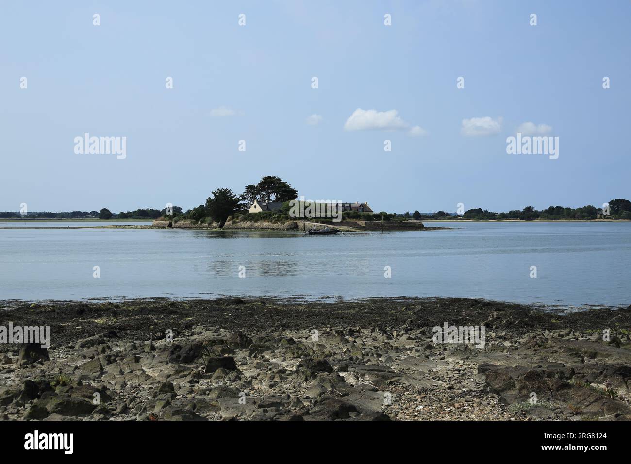 Low tide and view of Ile de Quistinic from Passage de Saint Armel ...