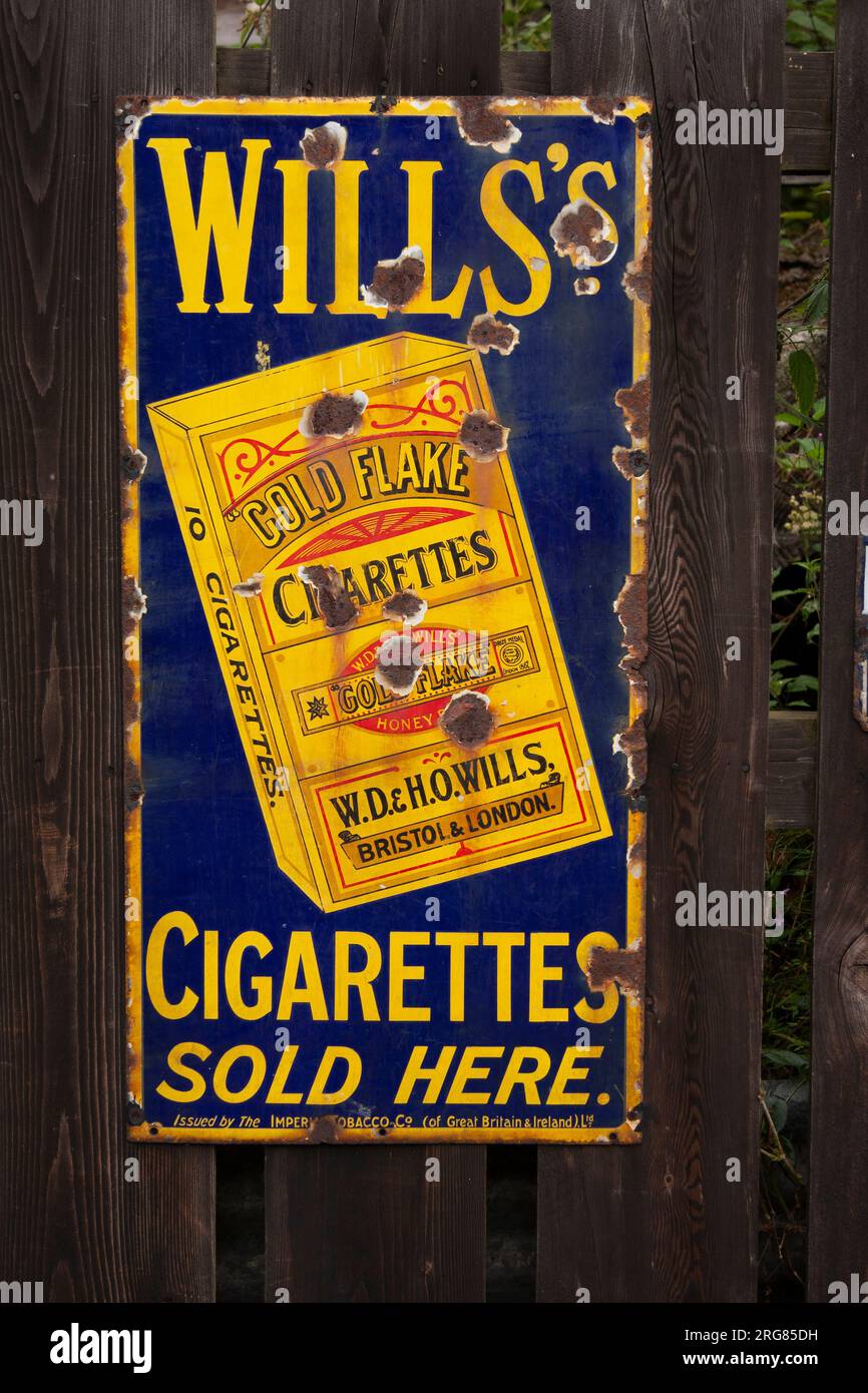 Gold flake sign hi-res stock photography and images - Alamy