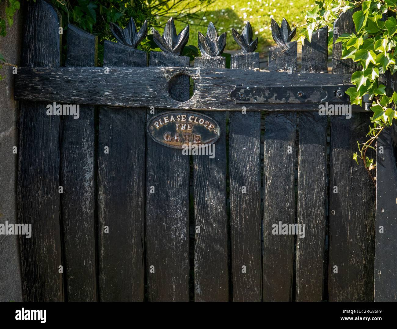 Old gate with closed sign hi-res stock photography and images - Alamy