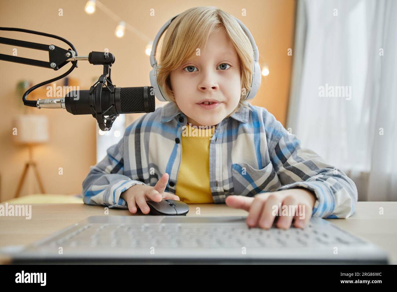 Kid using mouse hi-res stock photography and images - Alamy