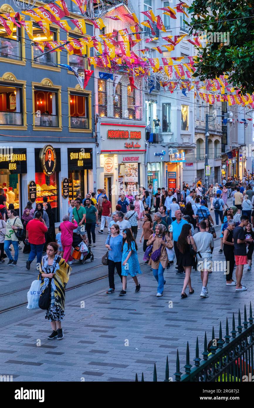 Istanbul street scene hi-res stock photography and images - Alamy