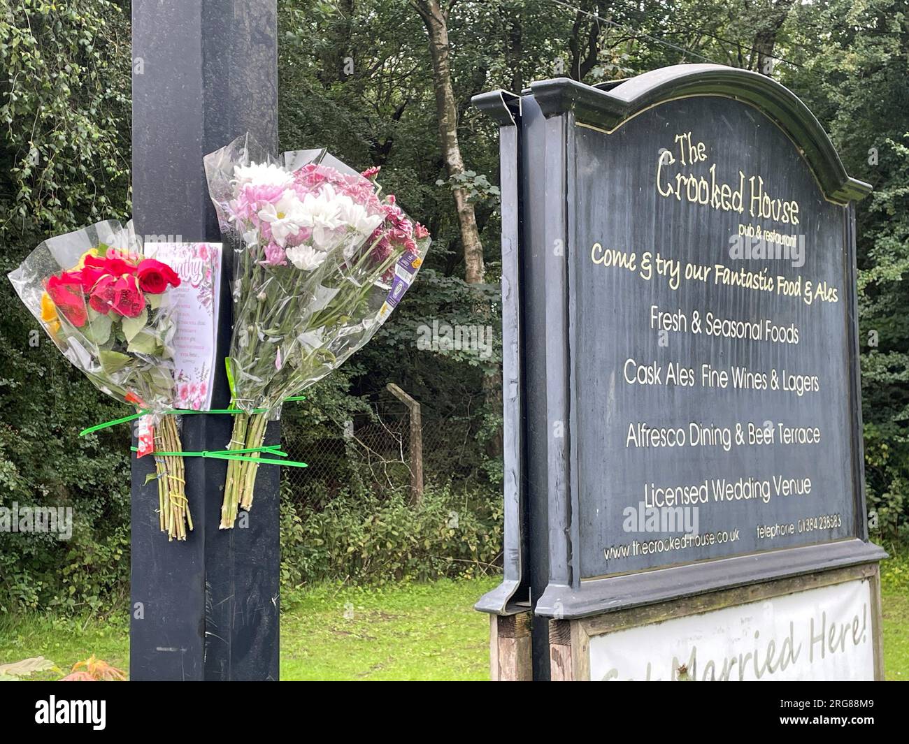 Crooked house signage hi-res stock photography and images - Alamy
