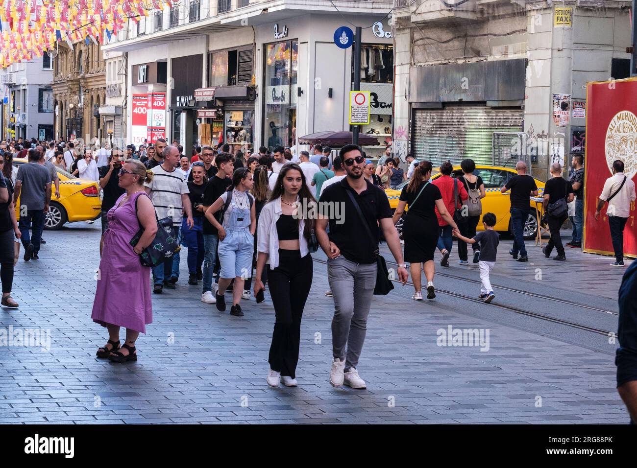 Istanbul people walking hi-res stock photography and images - Alamy