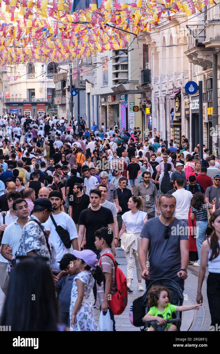 Crowd people walking hi-res stock photography and images - Alamy