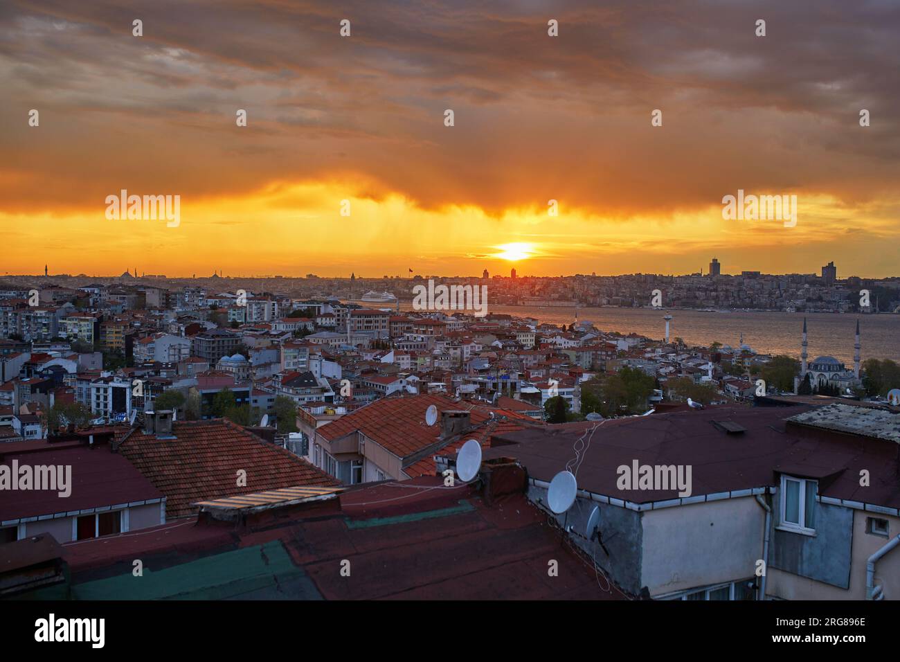 Scenic view of Uskudar district on the Asian side of Istanbul, Turkey ...