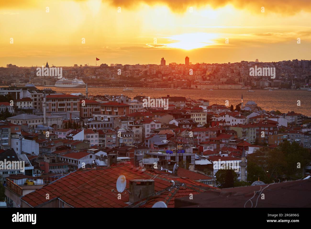 Scenic view of Uskudar district on the Asian side of Istanbul, Turkey ...