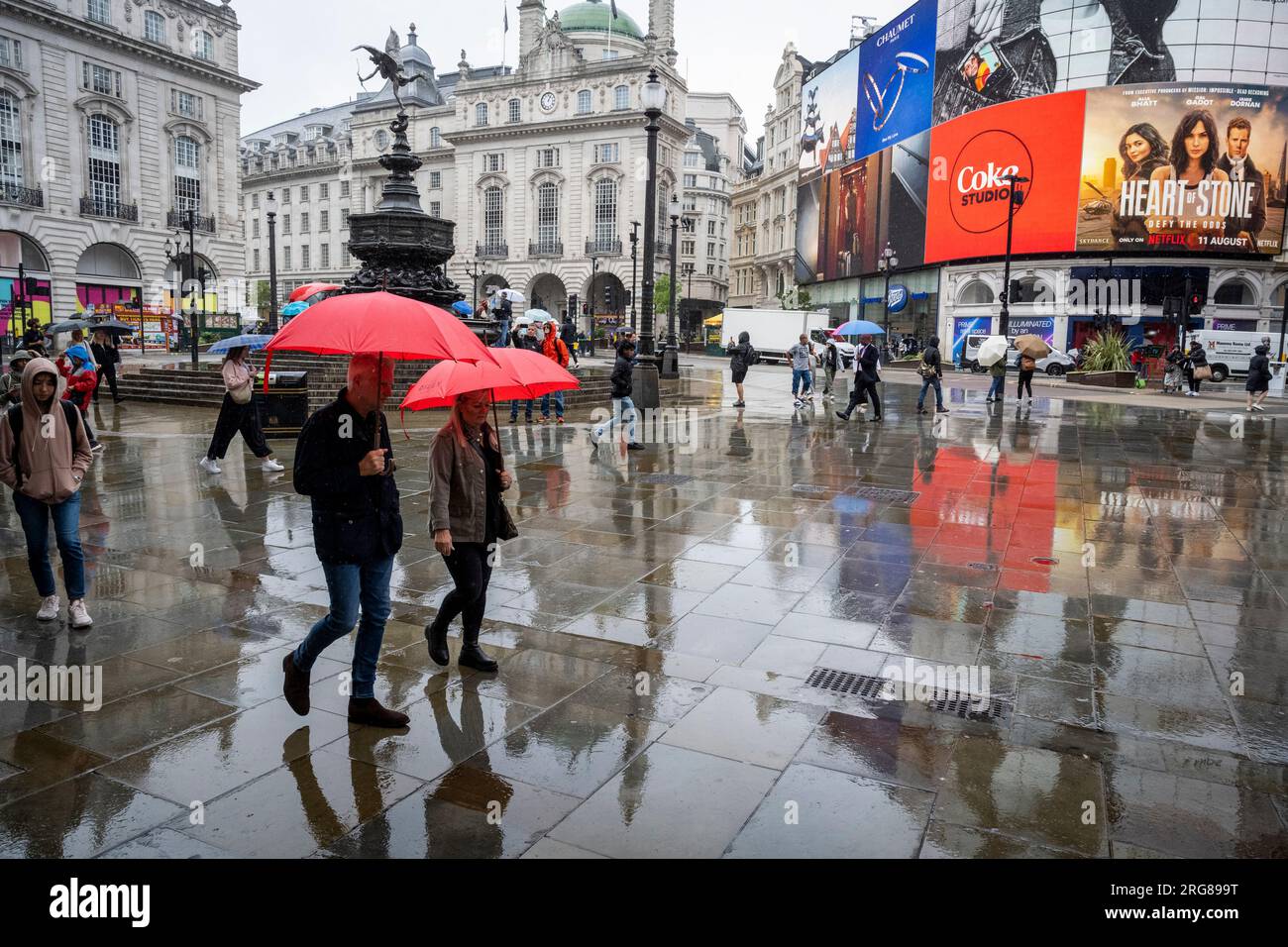 London rain showers hi-res stock photography and images - Alamy