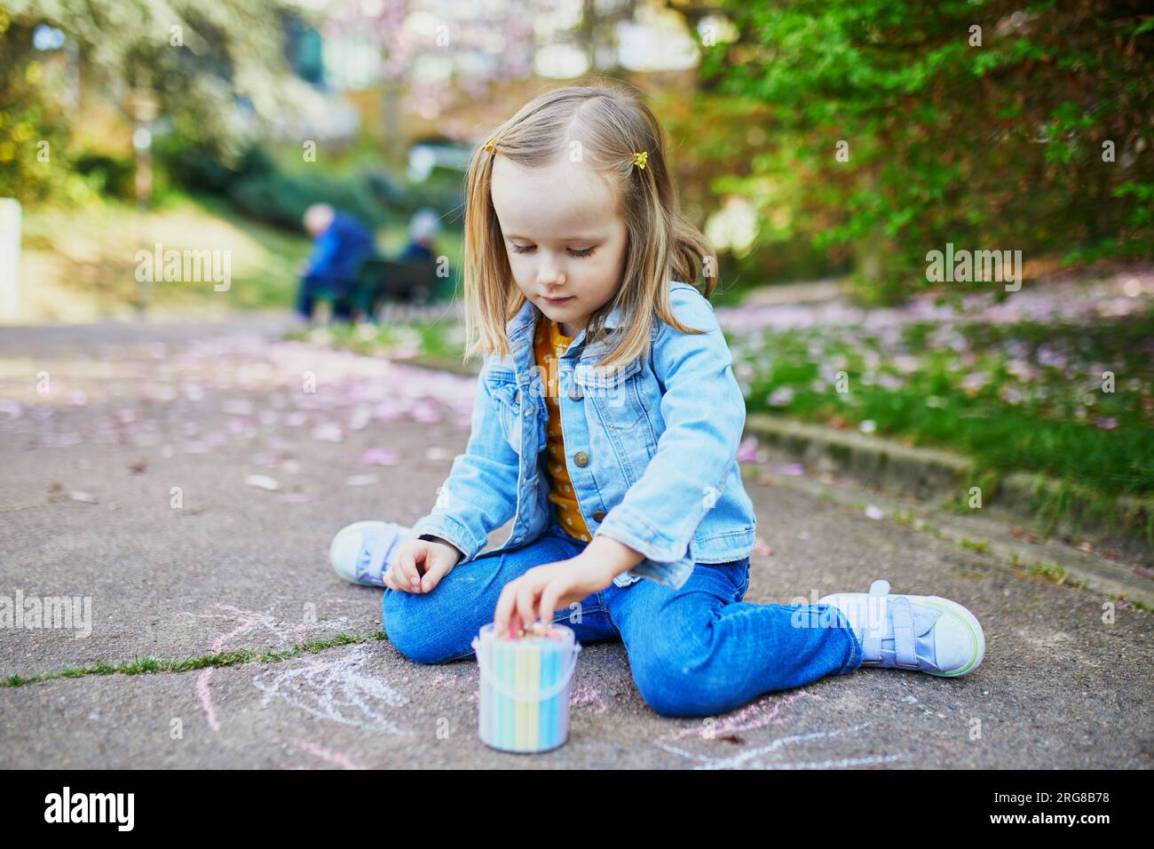 4 year old girl drawing hi-res stock photography and images - Alamy