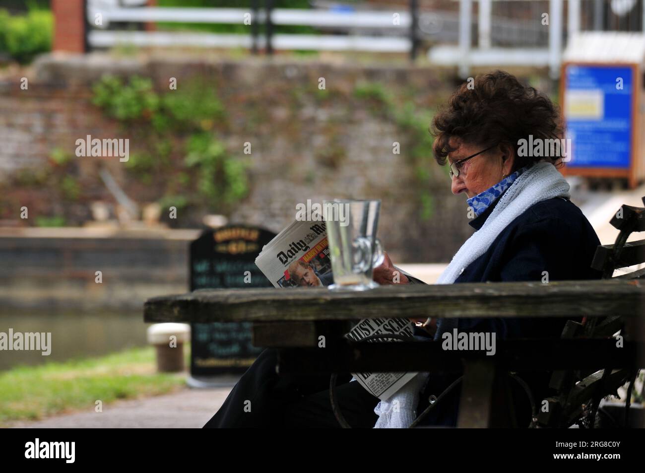 Old lady reading hi-res stock photography and images - Alamy