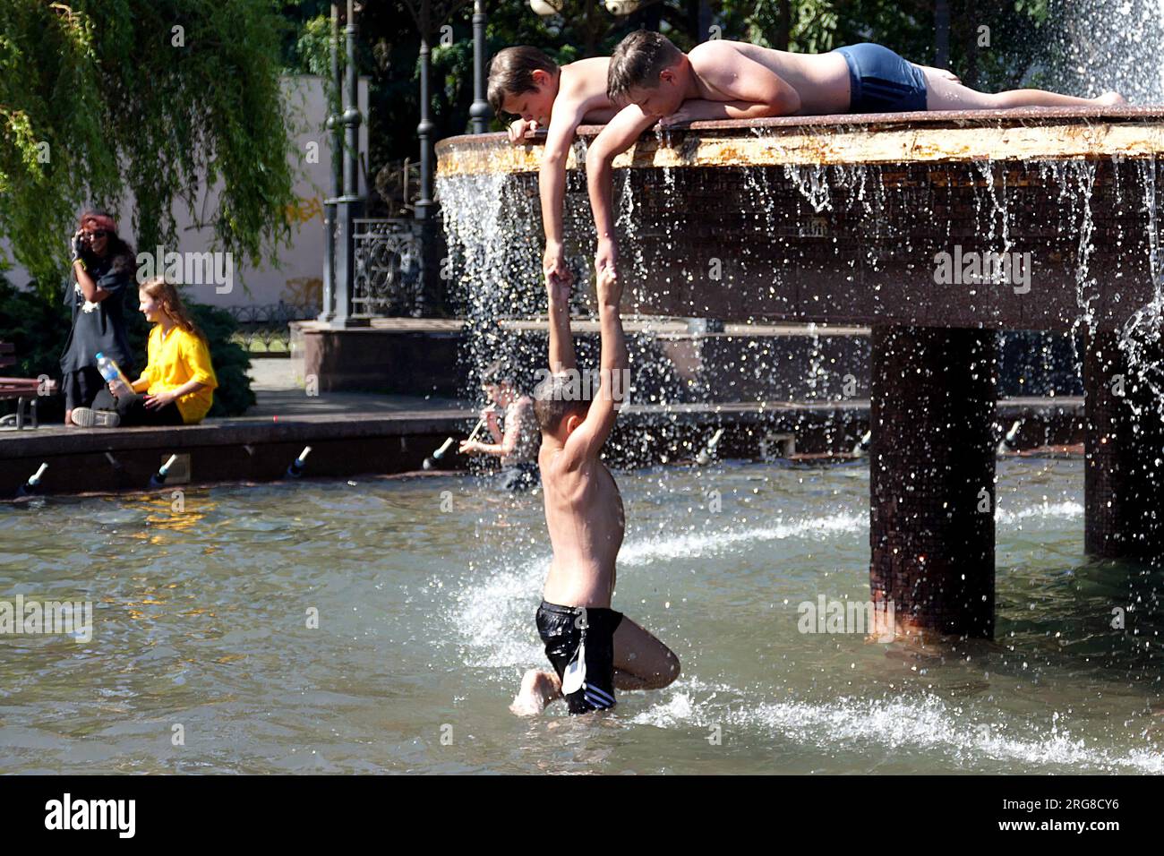 Non Exclusive: ODESA, UKRAINE - AUGUST 6, 2023 - Children swim in a ...