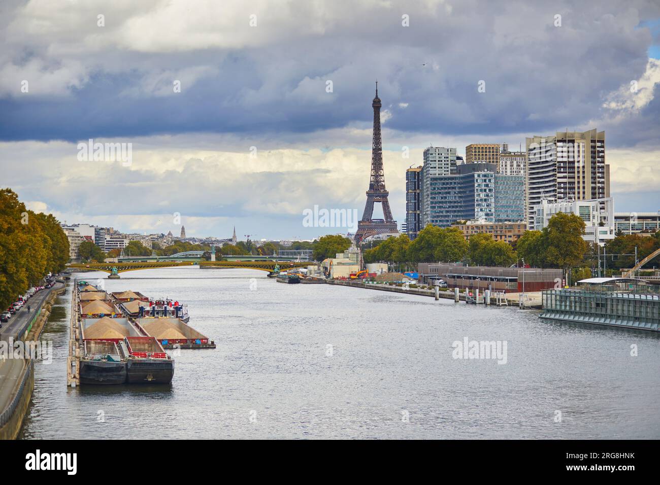 Scenic view of the Eiffel tower over the river Seine from Garigliano ...