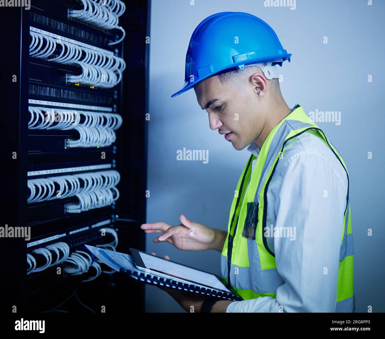 Data center worker typing hi-res stock photography and images - Alamy