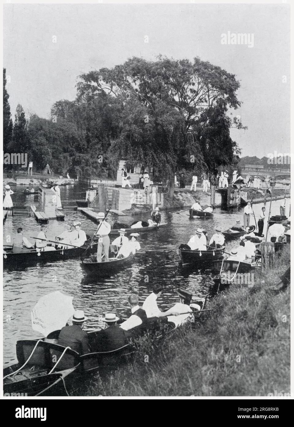Molesey lock hi-res stock photography and images - Alamy