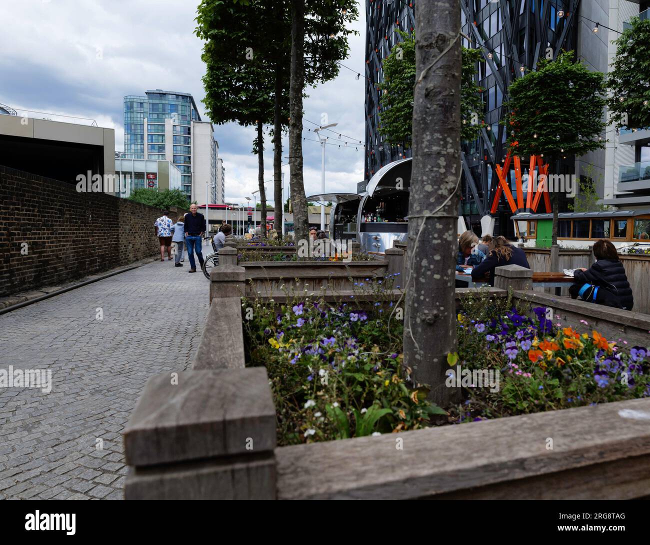 London - 05 29 2022: View from Sheldon Square in Paddington Basin Stock ...