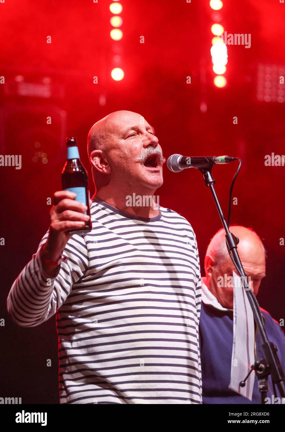 Band of friends hi-res stock photography and images - Alamy