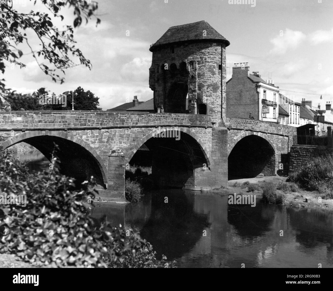 Monnow Bridge and Gate, Monmouth, Monmouthshire, Wales. Built across ...