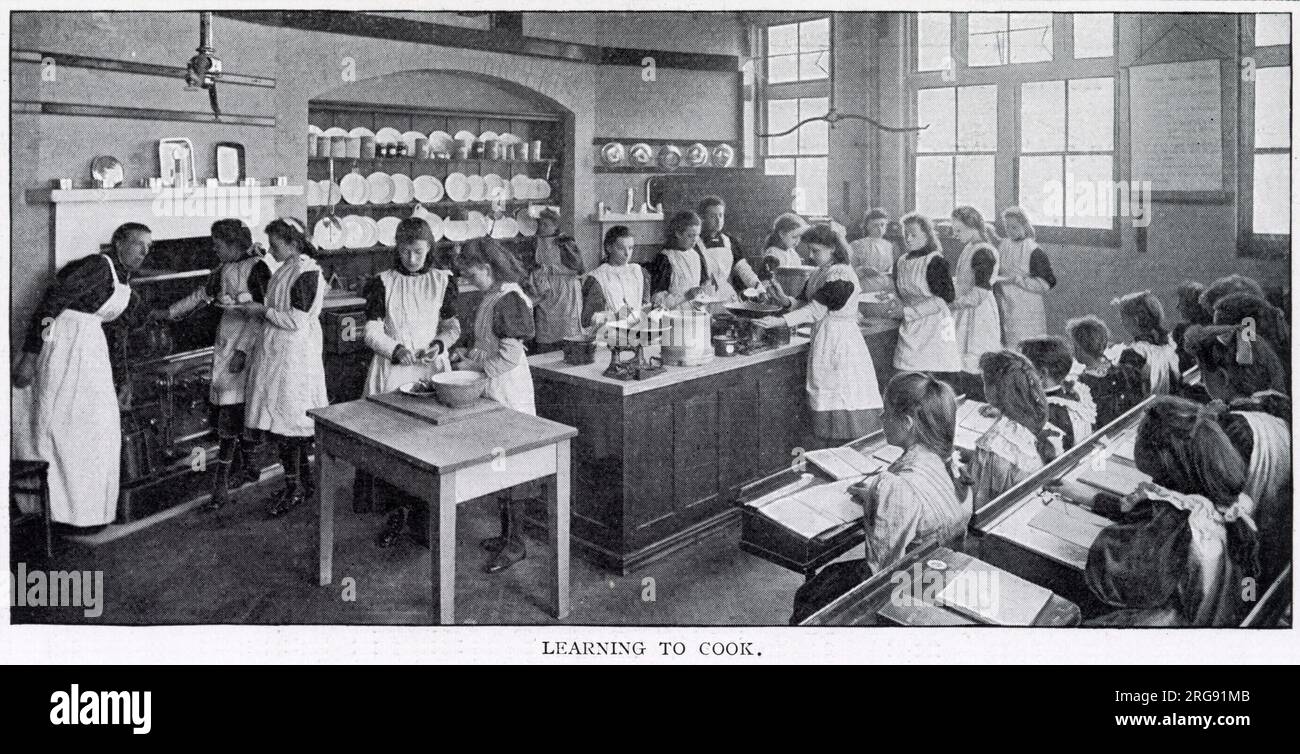 Cooking school girls hi-res stock photography and images - Alamy