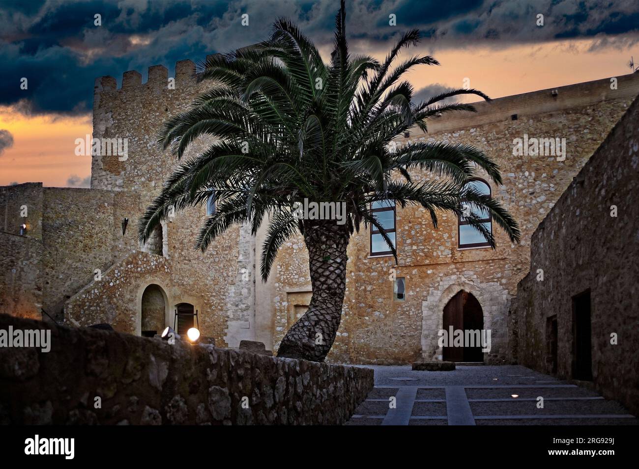 Castello chiaramonte hi-res stock photography and images - Alamy