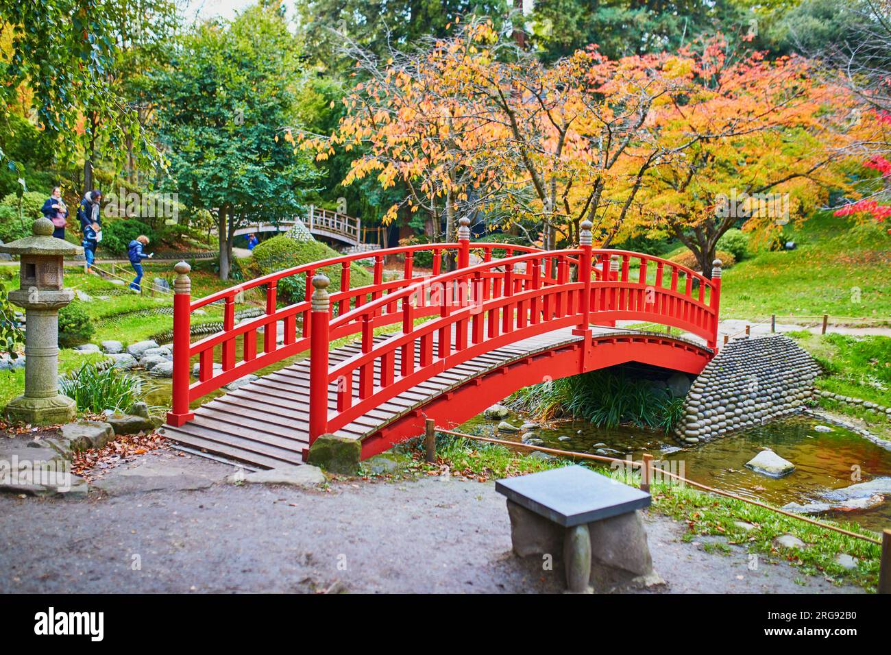 Traditional red Japanese bridge in autumn park Stock Photo - Alamy