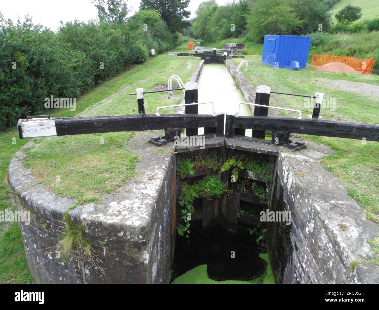 Canal gates on locks hi-res stock photography and images - Alamy