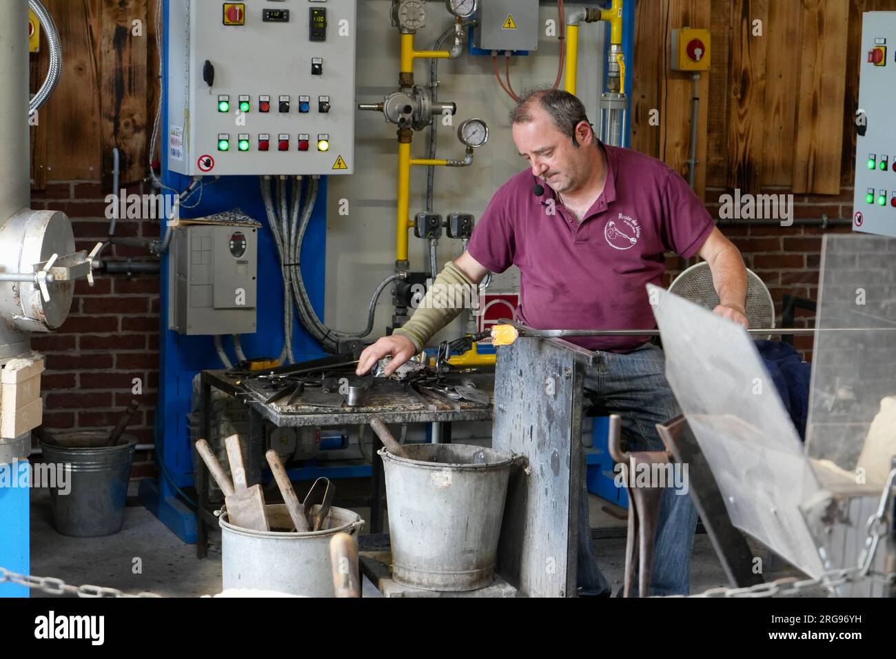 Glass being blown at The Musée du verre de Blangy-sur-Bresle Stock ...