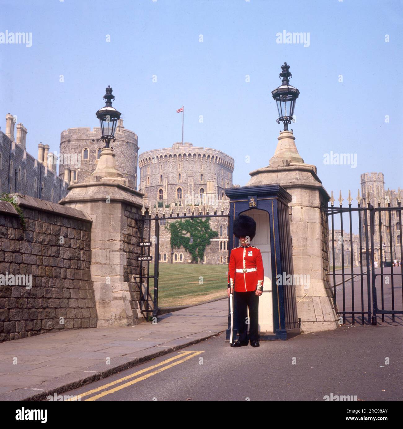 Guard outside the entrance to Windsor Castle, Berkshire Stock Photo - Alamy