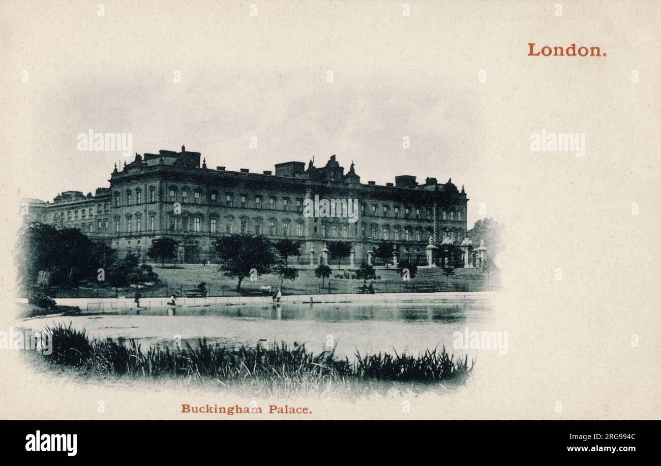 London - Buckingham Palace showing the old front - view from Green Park ...