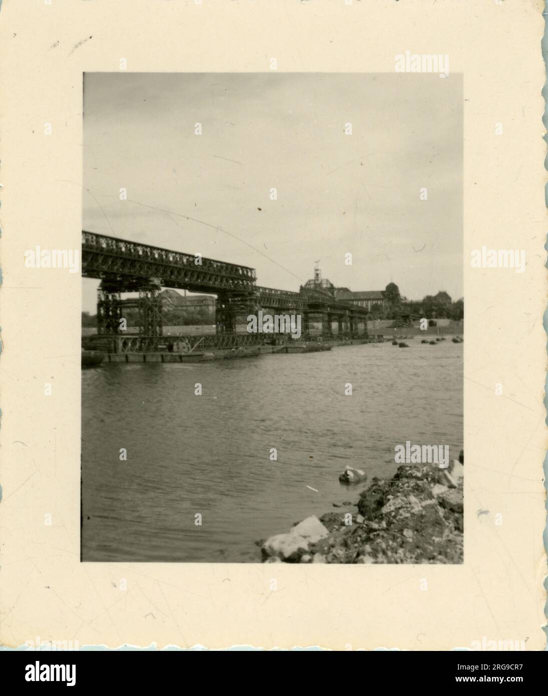 Army bridge building hi-res stock photography and images - Alamy