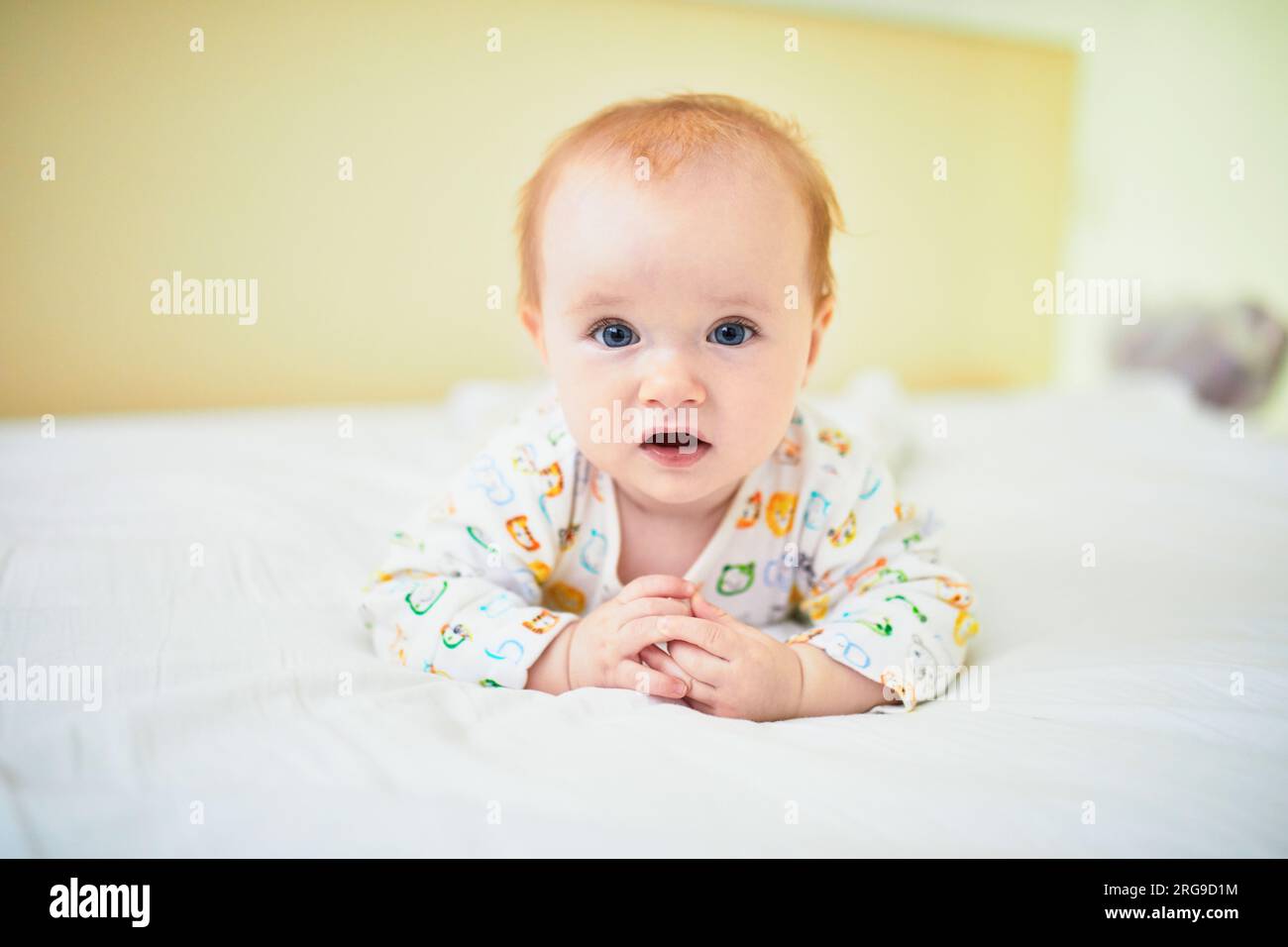 Children in pyjamas crawling hi-res stock photography and images - Alamy