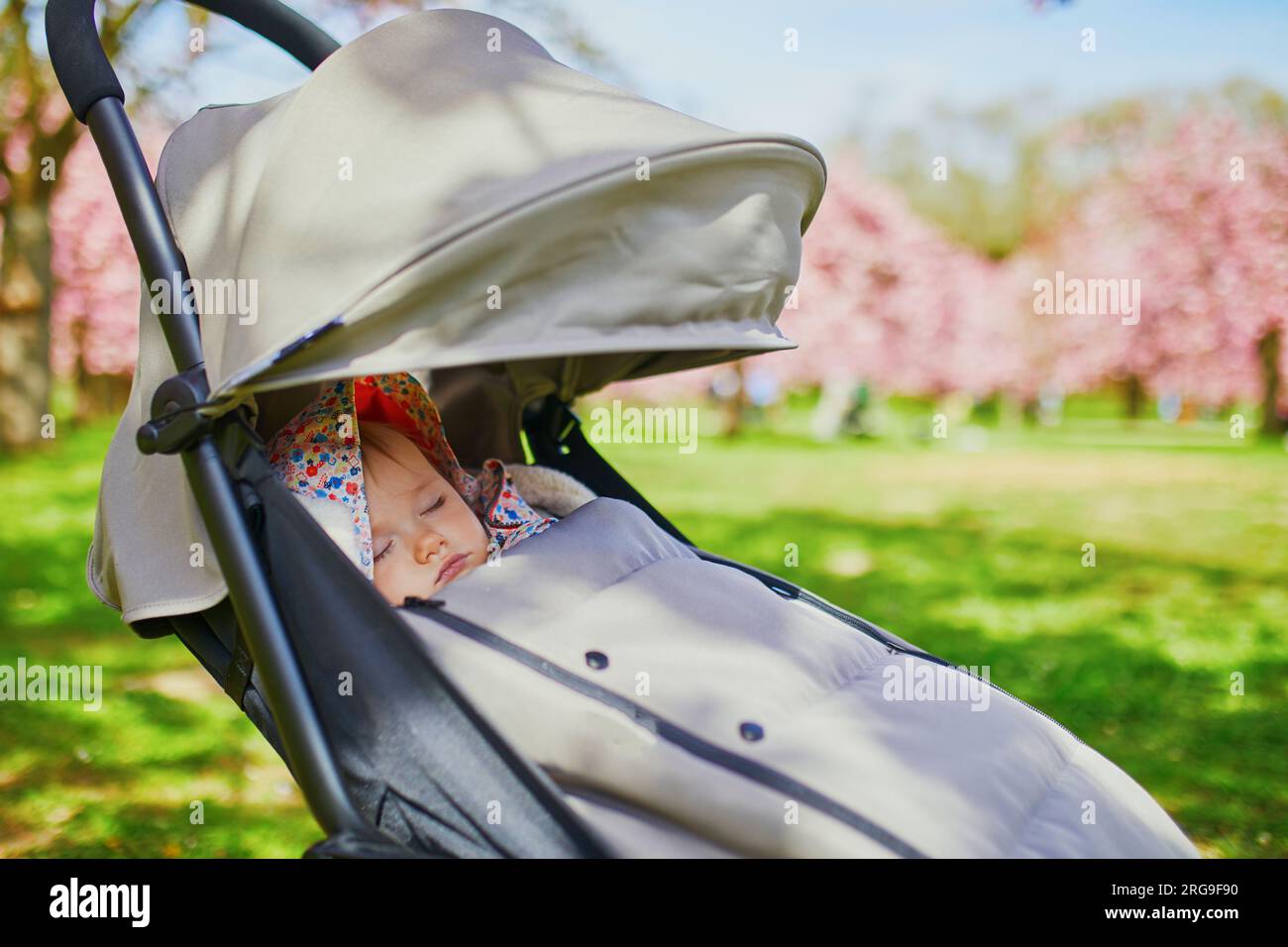 Little girl sleeping in park hi-res stock photography and images - Alamy