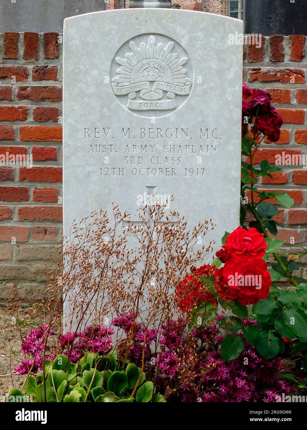 Headstone of Rev M. Bergin, MC, Reningelst CWGC Extension Stock Photo ...