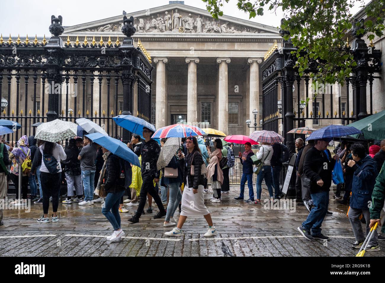 Museum queue hi-res stock photography and images - Alamy