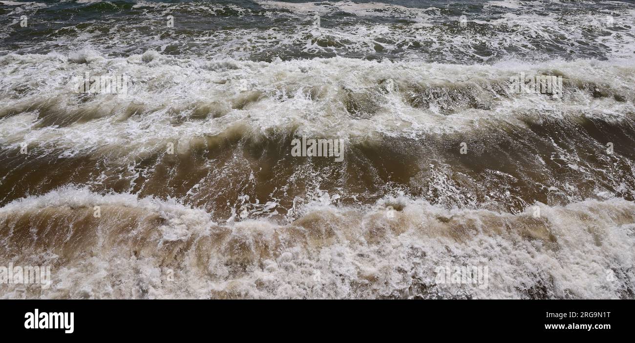 White foaming waves hi-res stock photography and images - Alamy