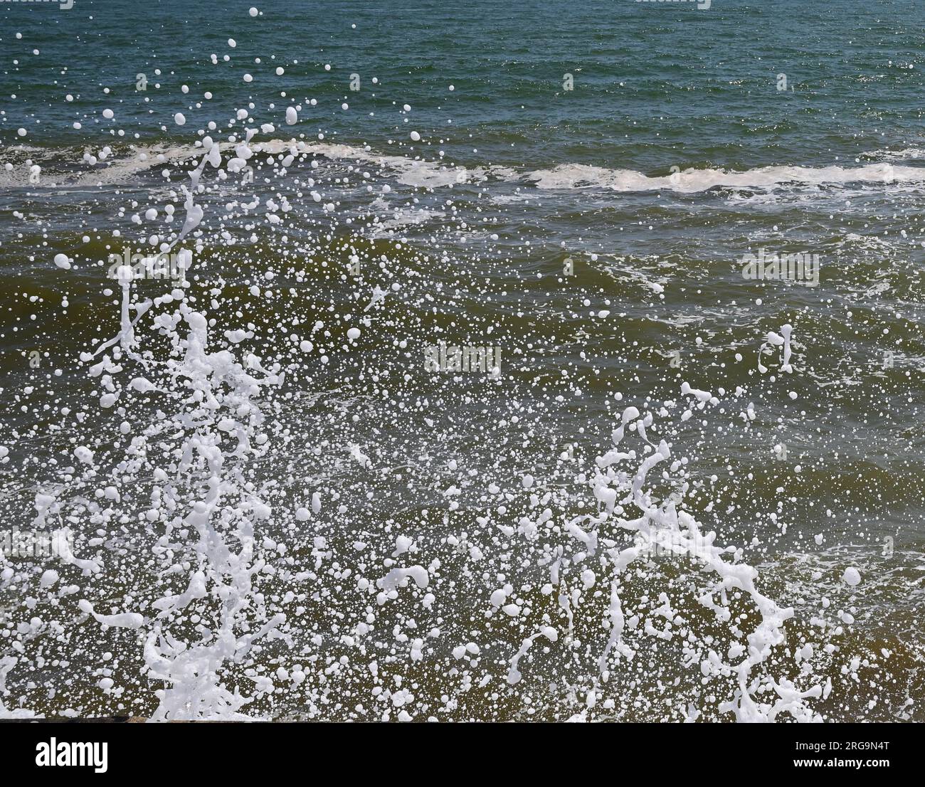 Foaming waves hi-res stock photography and images - Alamy