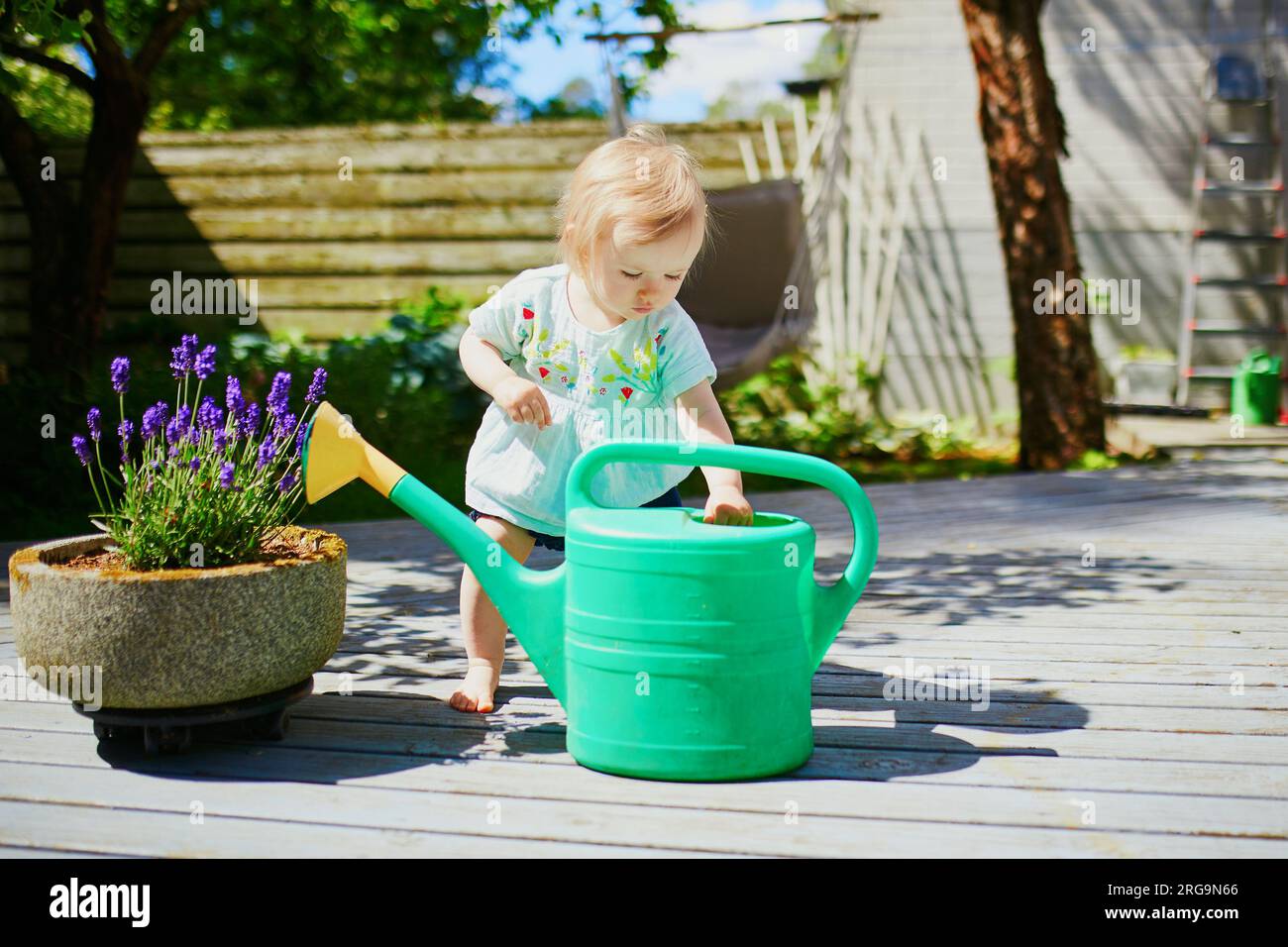 Helping parents hi-res stock photography and images - Alamy