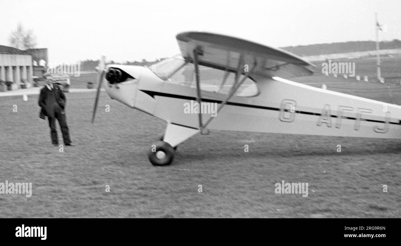 Piper J-3 Cub G-AFFJ (msn 1165), seen with the Everell patented single ...