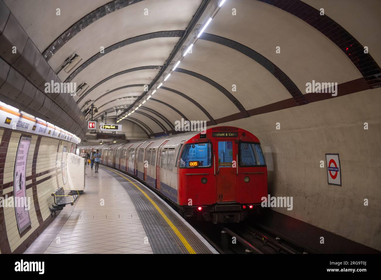 Bakerloo line platform hi-res stock photography and images - Alamy
