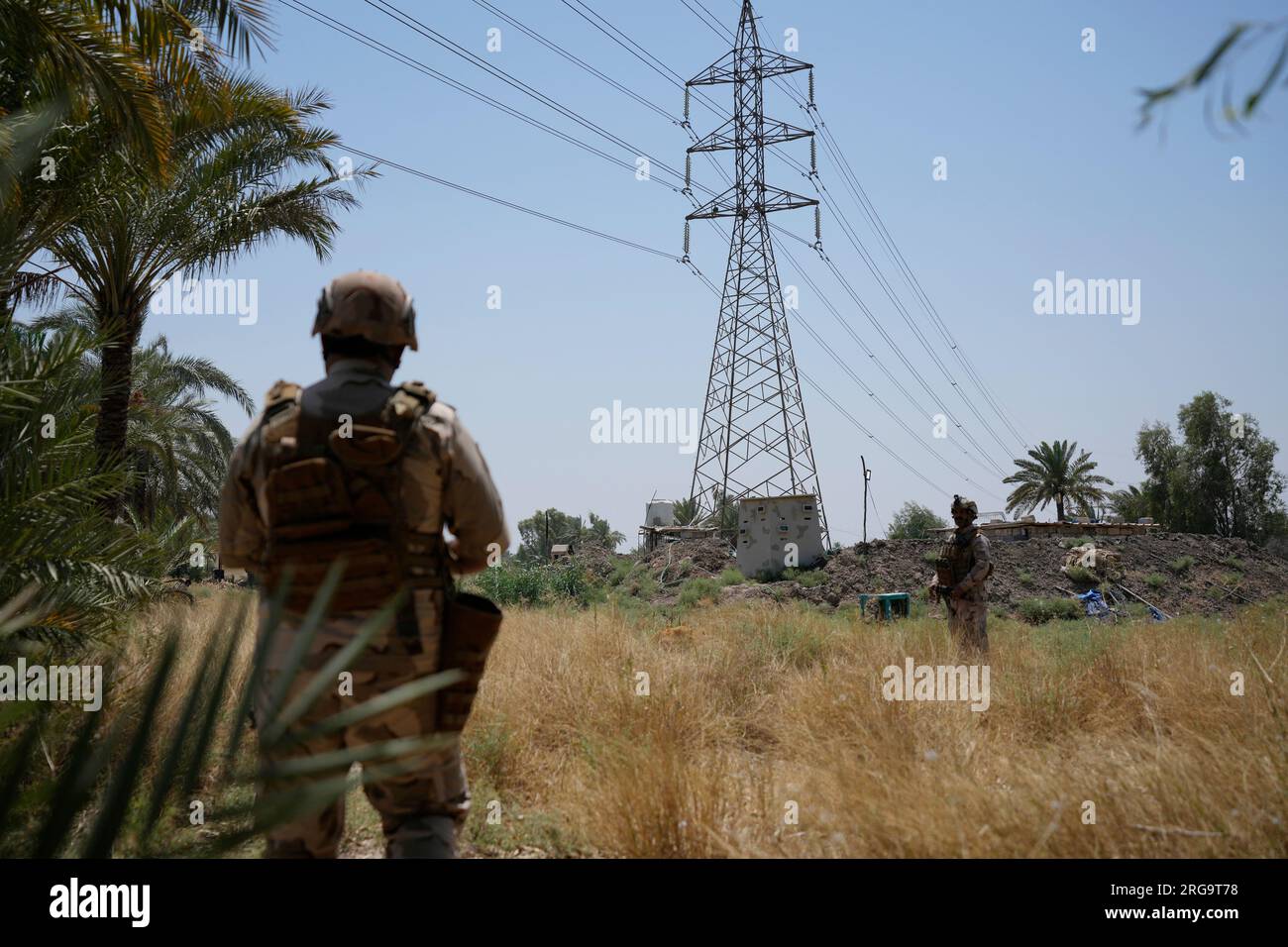 Members of the Iraqi army try to secure main power lines between ...