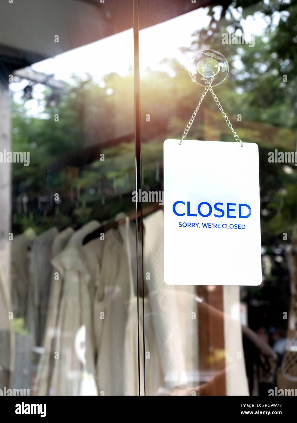 Temporarily closed sign shop window hi-res stock photography and images ...