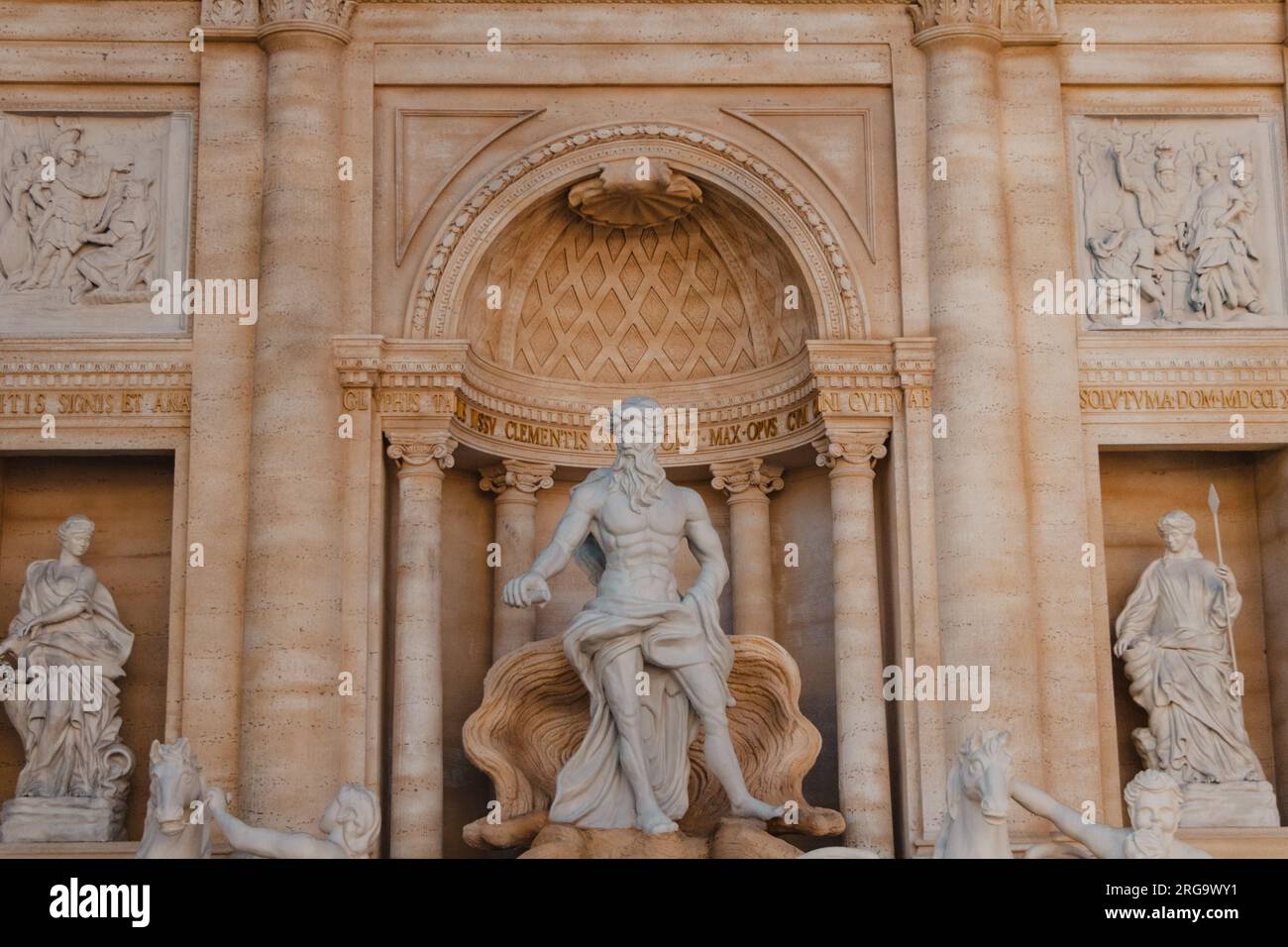 Fontana di trevi statues hi-res stock photography and images - Alamy