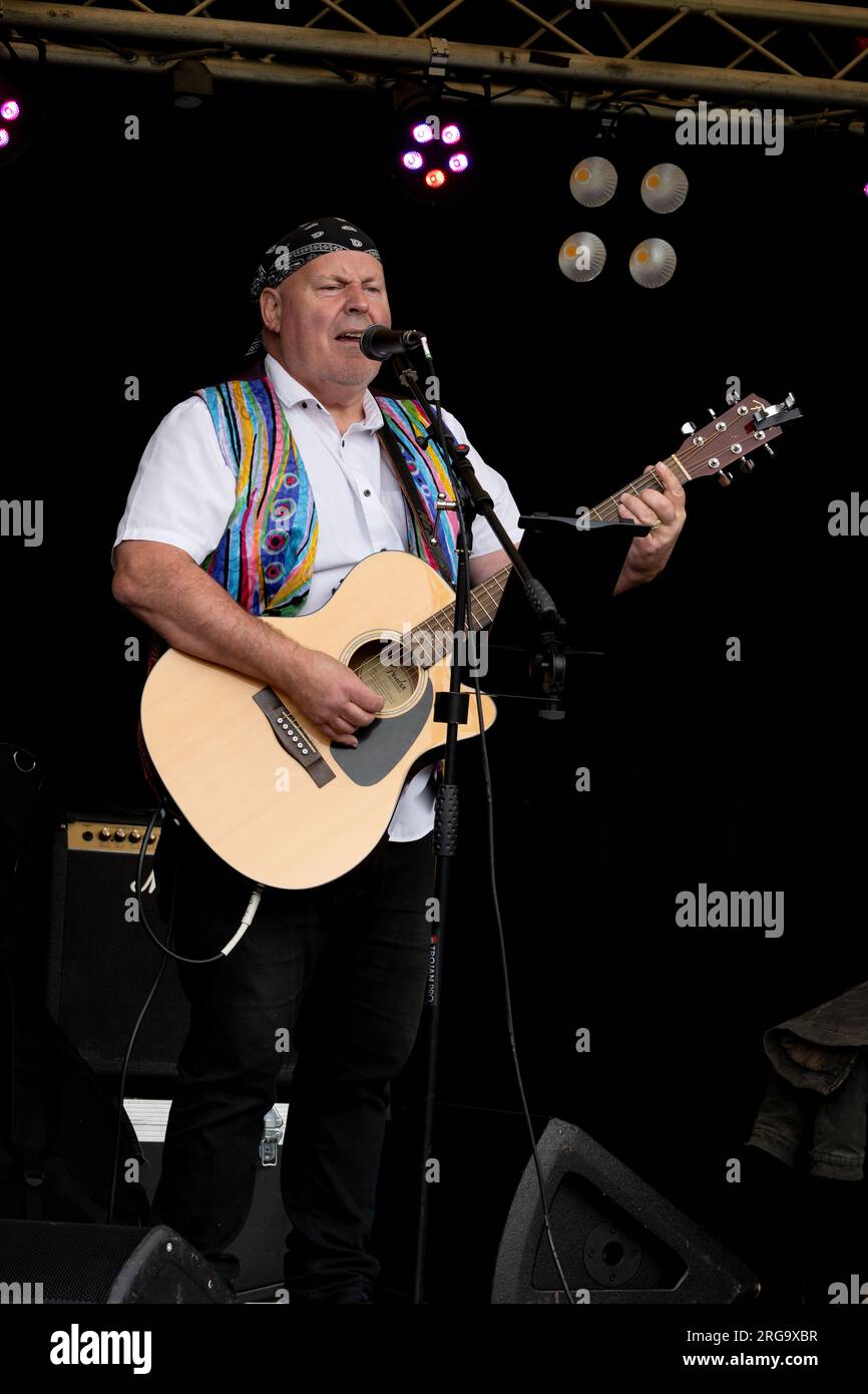 Right handed guitarist hi-res stock photography and images - Alamy