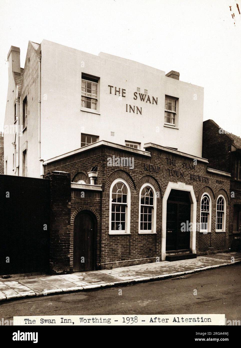Swan inn hi-res stock photography and images - Alamy