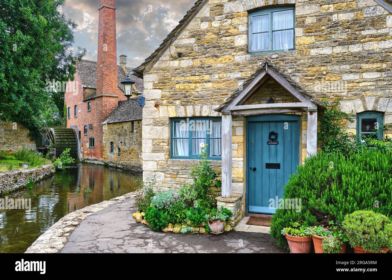 Lower Slaughter cottage and mill Stock Photo - Alamy