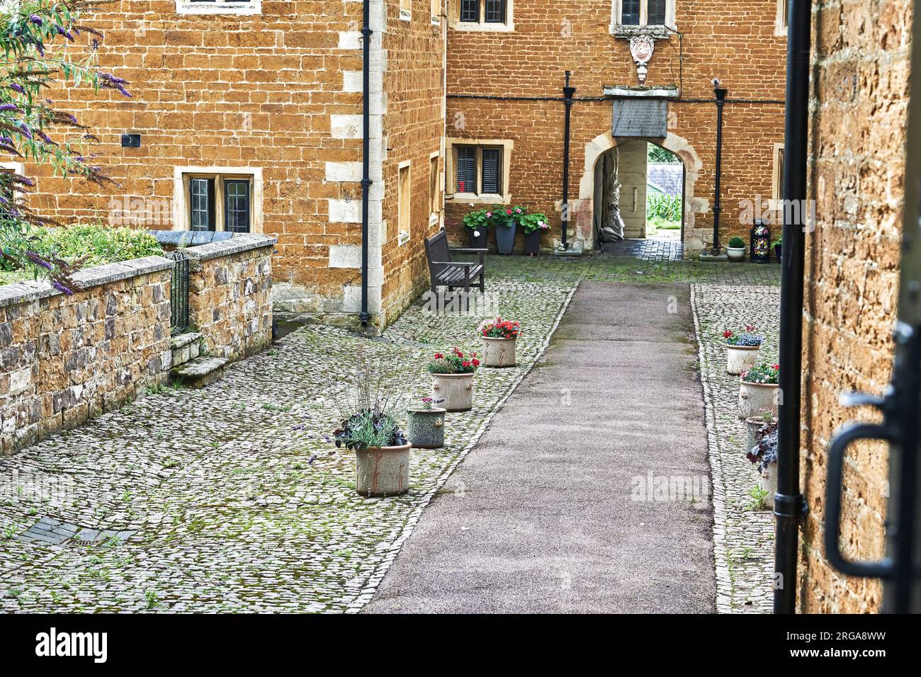 Elizabethan almshouses hi-res stock photography and images - Alamy
